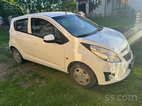 White Chevrolet Spark 2011 in Bauska, with an engine capacity of 1.00 L and mileage of 123 thousand km for 1650 €, photo 1 on AUTOMOTO.COM.LV