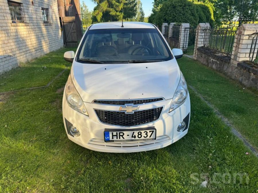 White Chevrolet Spark 2011 in Bauska, with an engine capacity of 1.00 L and mileage of 123 thousand km for 1650 €, photo 4 on AUTOMOTO.COM.LV