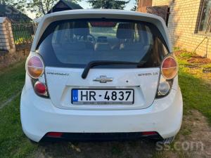 White Chevrolet Spark 2011 in Bauska, with an engine capacity of 1.00 L and mileage of 123 thousand km for 1650 €, photo 5 on AUTOMOTO.COM.LV