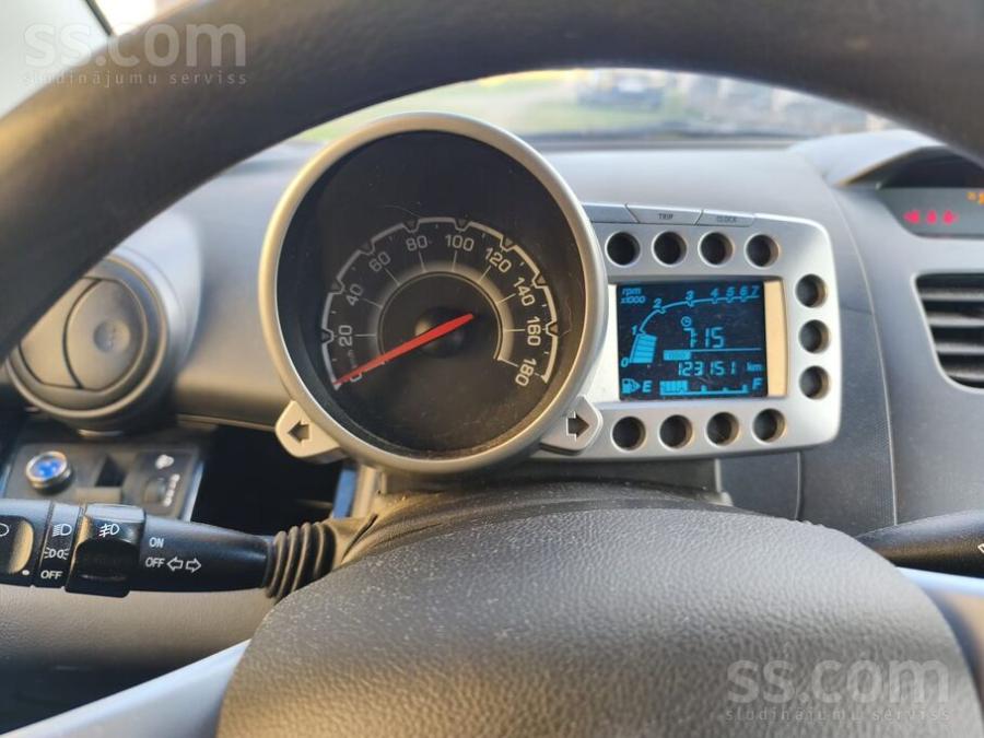 White Chevrolet Spark 2011 in Bauska, with an engine capacity of 1.00 L and mileage of 123 thousand km for 1650 €, photo 6 on AUTOMOTO.COM.LV