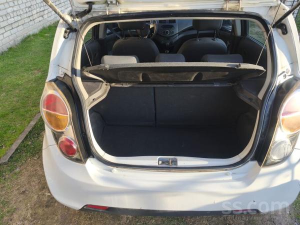 White Chevrolet Spark 2011 in Bauska, with an engine capacity of 1.00 L and mileage of 123 thousand km for 1650 €, photo 7 on AUTOMOTO.COM.LV