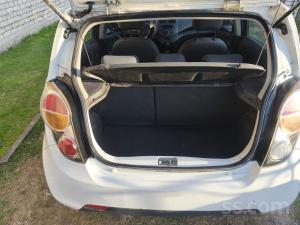White Chevrolet Spark 2011 in Bauska, with an engine capacity of 1.00 L and mileage of 123 thousand km for 1650 €, photo 8 on AUTOMOTO.COM.LV