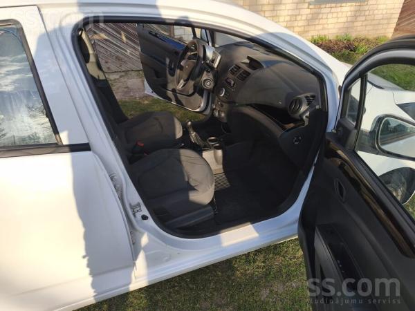 White Chevrolet Spark 2011 in Bauska, with an engine capacity of 1.00 L and mileage of 123 thousand km for 1650 €, photo 8 on AUTOMOTO.COM.LV