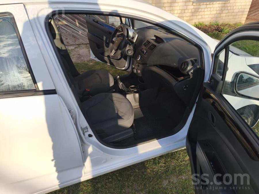 White Chevrolet Spark 2011 in Bauska, with an engine capacity of 1.00 L and mileage of 123 thousand km for 1650 €, photo 9 on AUTOMOTO.COM.LV