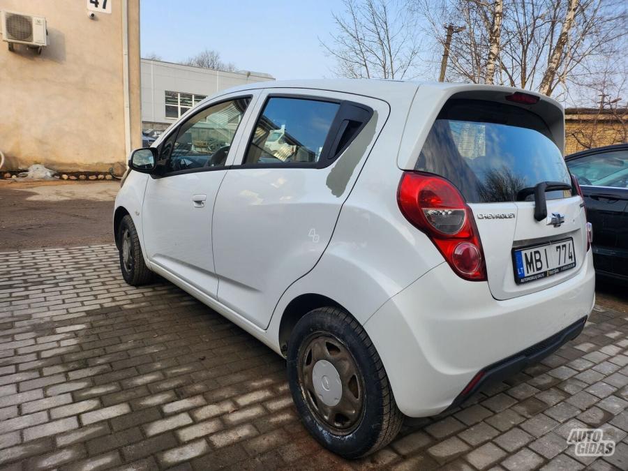 White Chevrolet Spark 2013 in Vilnius, with an engine capacity of 1.00 L and mileage of 136 thousand km for 1400 €, photo 4 on AUTOMOTO.COM.LV