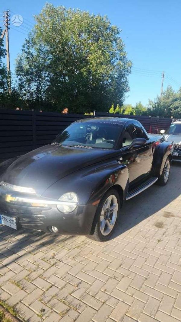 Black Chevrolet SSR 2016 in Vilnius, with an engine capacity of 5.97 L and mileage of 73 thousand km for 35000 €, photo 1 on AUTOMOTO.COM.LV