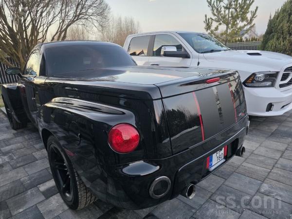 Black Chevrolet SSR 2004 in Riga, with an engine capacity of 5.30 L and mileage of 180 thousand km for 25000 €, photo 5 on AUTOMOTO.COM.LV