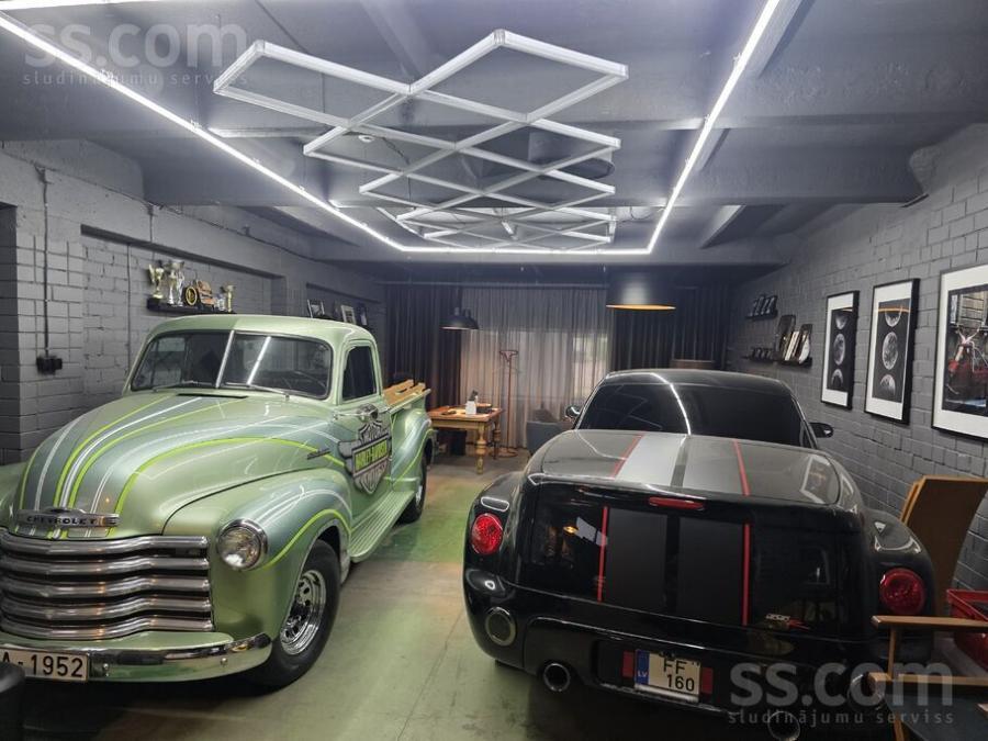 Black Chevrolet SSR 2004 in Riga, with an engine capacity of 5.30 L and mileage of 180 thousand km for 25000 €, photo 1 on AUTOMOTO.COM.LV