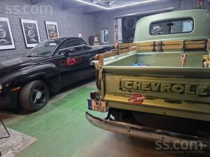 Black Chevrolet SSR 2004 in Riga, with an engine capacity of 5.30 L and mileage of 180 thousand km for 25000 €, photo 4 on AUTOMOTO.COM.LV