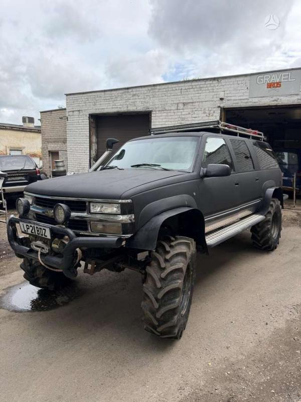 Black Chevrolet Suburban 1995 in Kaunas, with an engine capacity of 6.50 L and mileage of 160 thousand km for 19000 €, photo 1 on AUTOMOTO.COM.LV