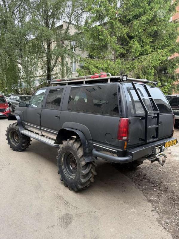 Black Chevrolet Suburban 1995 in Kaunas, with an engine capacity of 6.50 L and mileage of 160 thousand km for 19000 €, photo 3 on AUTOMOTO.COM.LV