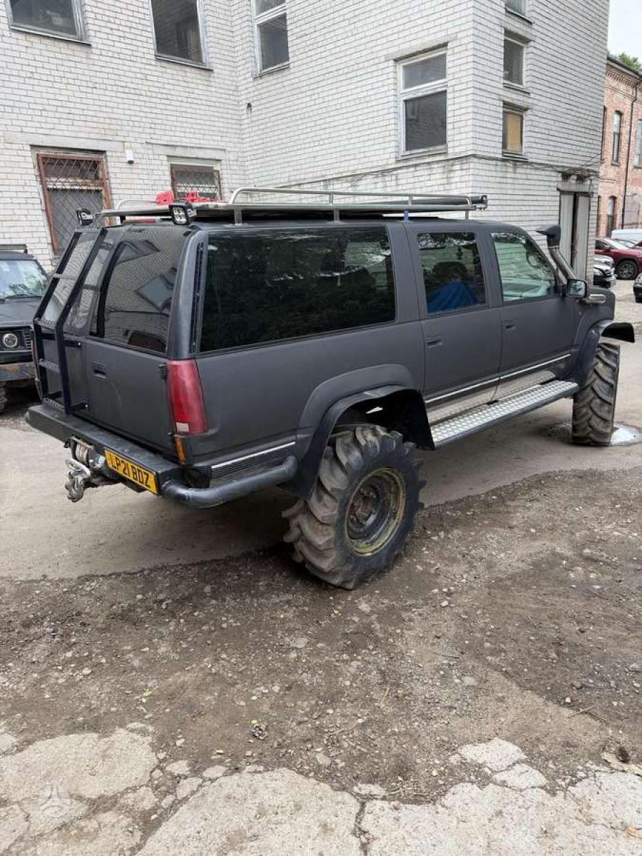 Black Chevrolet Suburban 1995 in Kaunas, with an engine capacity of 6.50 L and mileage of 160 thousand km for 19000 €, photo 5 on AUTOMOTO.COM.LV