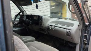 Black Chevrolet Suburban 1995 in Kaunas, with an engine capacity of 6.50 L and mileage of 160 thousand km for 19000 €, photo 9 on AUTOMOTO.COM.LV