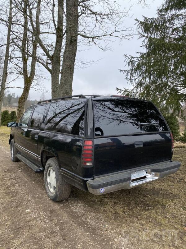 Melns Chevrolet Suburban 1998 Cēsis, ar dzinēja tilpumu 5.70 L un nobraukumu 306 tūkst. km par 2800 €, foto 3 vietnē AUTOMOTO.COM.LV