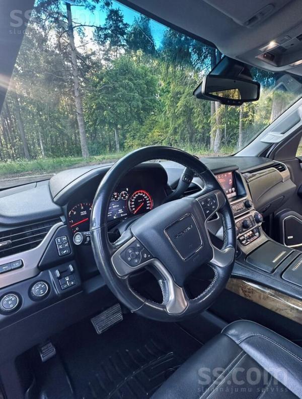 Black Chevrolet Suburban 2016 in Riga, with an engine capacity of 6.20 L and mileage of 290 thousand km for 22500 €, photo 8 on AUTOMOTO.COM.LV