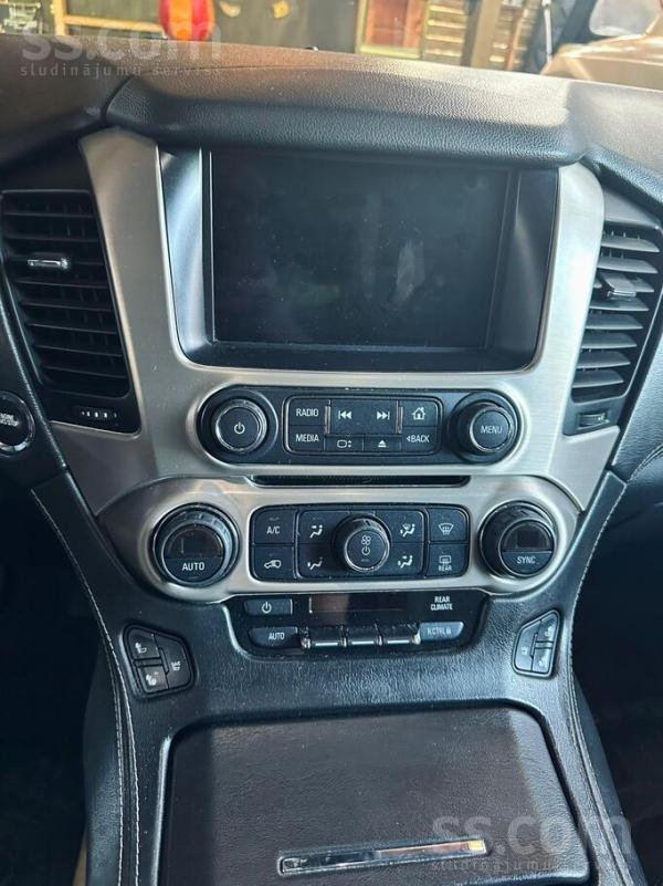 Black Chevrolet Suburban 2016 in Riga, with an engine capacity of 6.20 L and mileage of 290 thousand km for 22500 €, photo 10 on AUTOMOTO.COM.LV