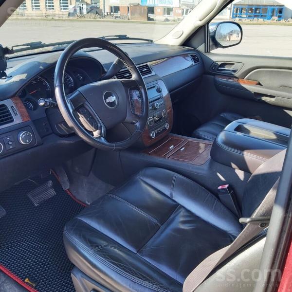 Red Chevrolet Suburban 2008 in Ogre, with an engine capacity of 5.30 L and mileage of 310 thousand km for 10995 €, photo 5 on AUTOMOTO.COM.LV