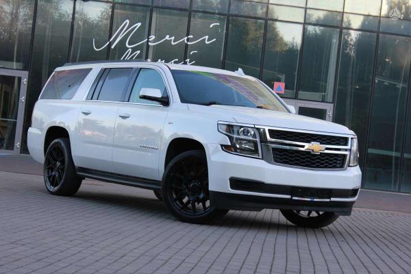 White Chevrolet Suburban 2016 in Siauliai, with an engine capacity of 5.30 L and mileage of 286 thousand km for 18900 €, photo 1 on AUTOMOTO.COM.LV