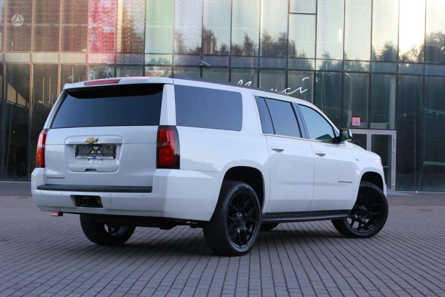 White Chevrolet Suburban 2016 in Siauliai, with an engine capacity of 5.30 L and mileage of 286 thousand km for 18900 €, photo 8 on AUTOMOTO.COM.LV
