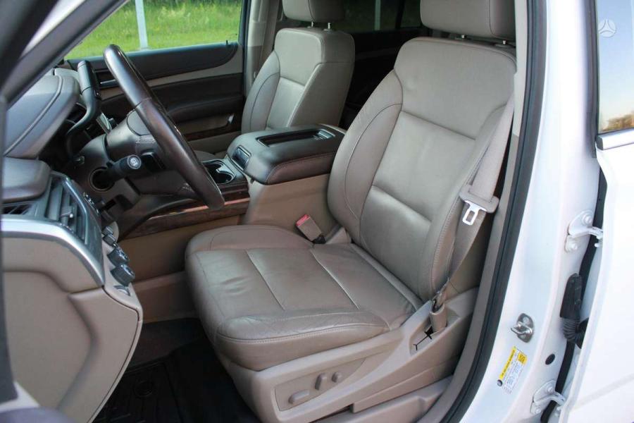 White Chevrolet Suburban 2016 in Siauliai, with an engine capacity of 5.30 L and mileage of 286 thousand km for 18900 €, photo 9 on AUTOMOTO.COM.LV