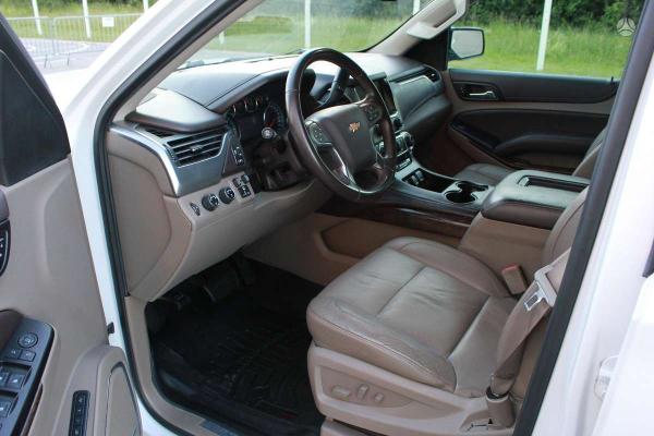 White Chevrolet Suburban 2016 in Siauliai, with an engine capacity of 5.30 L and mileage of 286 thousand km for 18900 €, photo 9 on AUTOMOTO.COM.LV