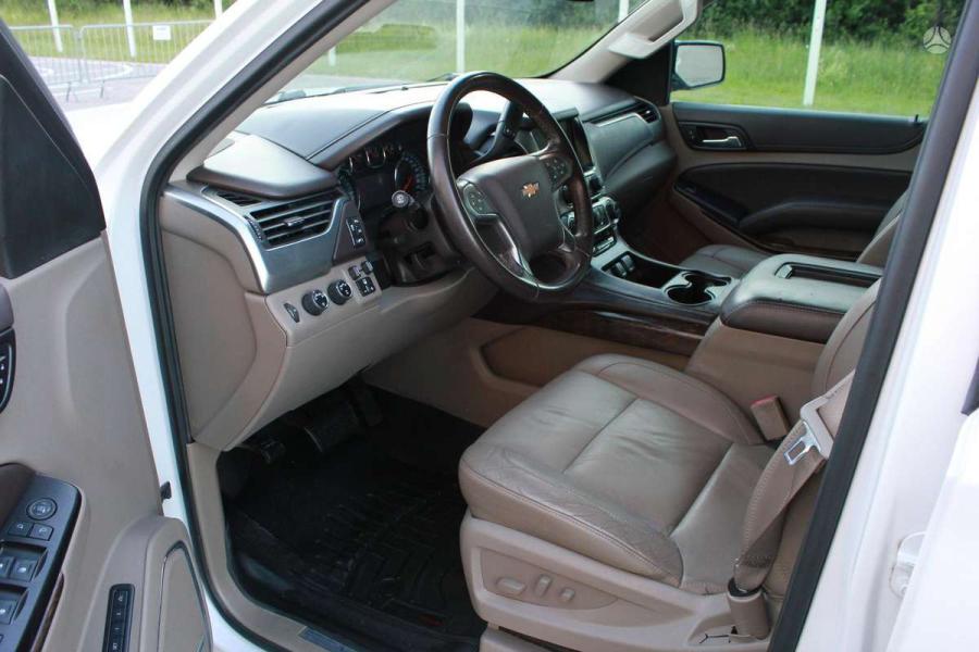 White Chevrolet Suburban 2016 in Siauliai, with an engine capacity of 5.30 L and mileage of 286 thousand km for 18900 €, photo 10 on AUTOMOTO.COM.LV