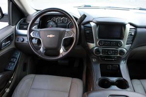 White Chevrolet Suburban 2016 in Siauliai, with an engine capacity of 5.30 L and mileage of 286 thousand km for 18900 €, photo 11 on AUTOMOTO.COM.LV