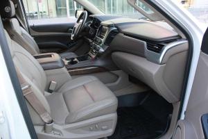 White Chevrolet Suburban 2016 in Siauliai, with an engine capacity of 5.30 L and mileage of 286 thousand km for 18900 €, photo 13 on AUTOMOTO.COM.LV