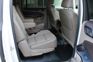 White Chevrolet Suburban 2016 in Siauliai, with an engine capacity of 5.30 L and mileage of 286 thousand km for 18900 €, photo 14 on AUTOMOTO.COM.LV