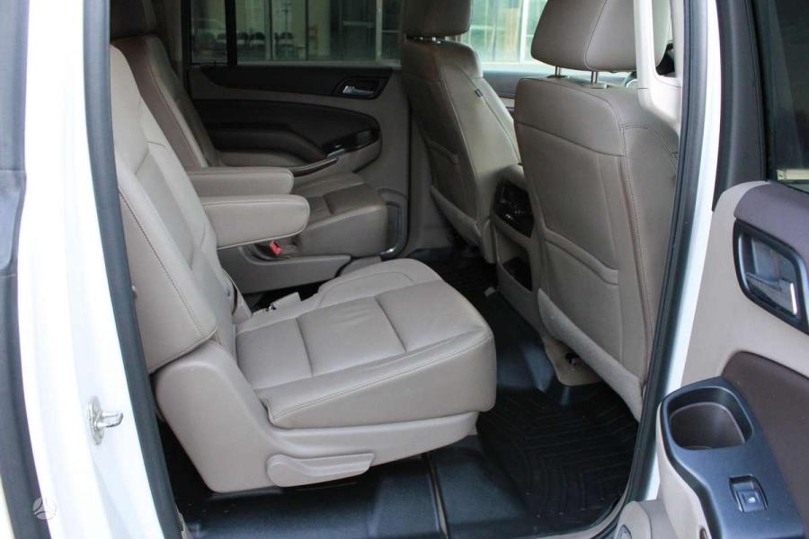 White Chevrolet Suburban 2016 in Siauliai, with an engine capacity of 5.30 L and mileage of 286 thousand km for 18900 €, photo 14 on AUTOMOTO.COM.LV