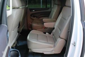 White Chevrolet Suburban 2016 in Siauliai, with an engine capacity of 5.30 L and mileage of 286 thousand km for 18900 €, photo 15 on AUTOMOTO.COM.LV