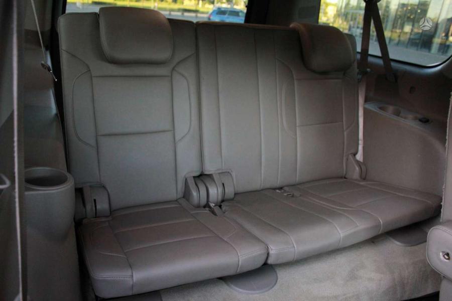 White Chevrolet Suburban 2016 in Siauliai, with an engine capacity of 5.30 L and mileage of 286 thousand km for 18900 €, photo 16 on AUTOMOTO.COM.LV