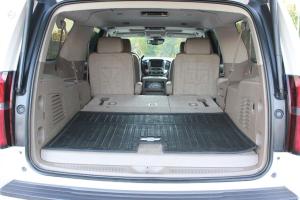 White Chevrolet Suburban 2016 in Siauliai, with an engine capacity of 5.30 L and mileage of 286 thousand km for 18900 €, photo 17 on AUTOMOTO.COM.LV