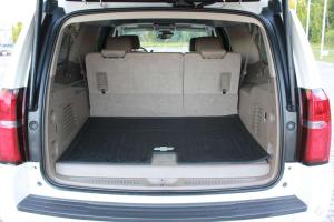 White Chevrolet Suburban 2016 in Siauliai, with an engine capacity of 5.30 L and mileage of 286 thousand km for 18900 €, photo 18 on AUTOMOTO.COM.LV