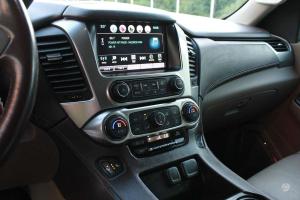 White Chevrolet Suburban 2016 in Siauliai, with an engine capacity of 5.30 L and mileage of 286 thousand km for 18900 €, photo 19 on AUTOMOTO.COM.LV