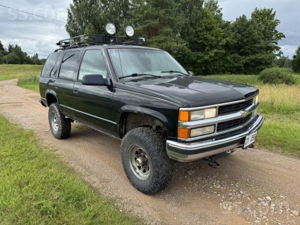 Black Chevrolet Tahoe 1996 in Tallinn, with an engine capacity of 5.70 L and mileage of 207 thousand km for 3500 €, photo 1 on AUTOMOTO.COM.LV