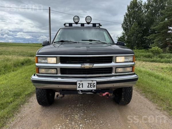 Black Chevrolet Tahoe 1996 in Tallinn, with an engine capacity of 5.70 L and mileage of 207 thousand km for 3500 €, photo 3 on AUTOMOTO.COM.LV