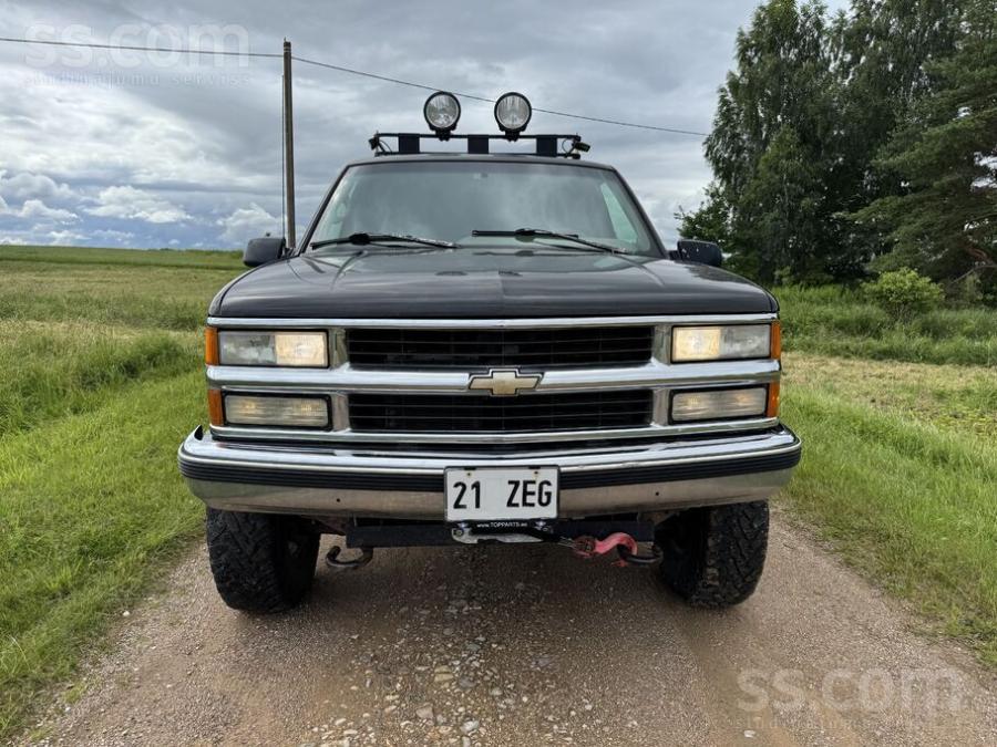 Black Chevrolet Tahoe 1996 in Tallinn, with an engine capacity of 5.70 L and mileage of 207 thousand km for 3500 €, photo 4 on AUTOMOTO.COM.LV