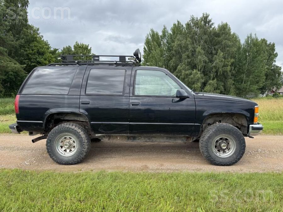 Black Chevrolet Tahoe 1996 in Tallinn, with an engine capacity of 5.70 L and mileage of 207 thousand km for 3500 €, photo 9 on AUTOMOTO.COM.LV