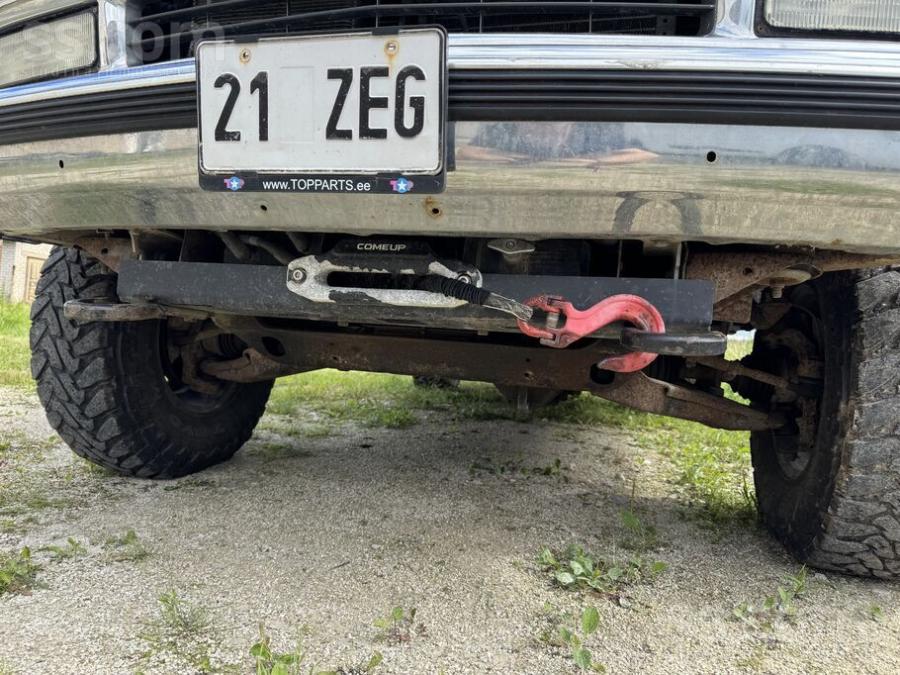 Black Chevrolet Tahoe 1996 in Tallinn, with an engine capacity of 5.70 L and mileage of 207 thousand km for 3500 €, photo 10 on AUTOMOTO.COM.LV