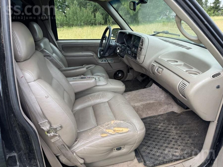 Black Chevrolet Tahoe 1996 in Tallinn, with an engine capacity of 5.70 L and mileage of 207 thousand km for 3500 €, photo 16 on AUTOMOTO.COM.LV