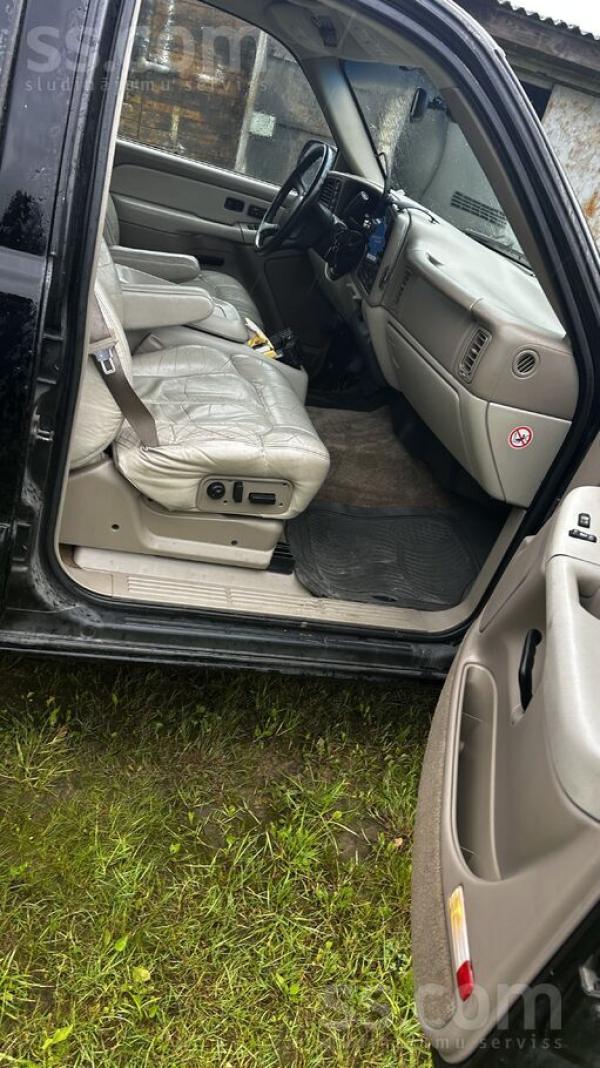 Black Chevrolet Tahoe 2002 in Aizkraukle, with an engine capacity of 5.30 L and mileage of 320 thousand km for 1550 €, photo 5 on AUTOMOTO.COM.LV