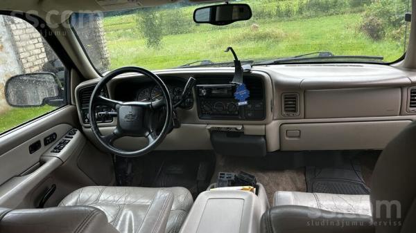 Black Chevrolet Tahoe 2002 in Aizkraukle, with an engine capacity of 5.30 L and mileage of 320 thousand km for 1550 €, photo 7 on AUTOMOTO.COM.LV