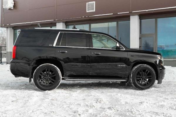 Black Chevrolet Tahoe 2016 in Vilnius, with an engine capacity of 5.30 L and mileage of 217 thousand km for 25000 €, photo 2 on AUTOMOTO.COM.LV