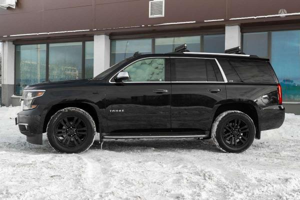 Black Chevrolet Tahoe 2016 in Vilnius, with an engine capacity of 5.30 L and mileage of 217 thousand km for 25000 €, photo 5 on AUTOMOTO.COM.LV
