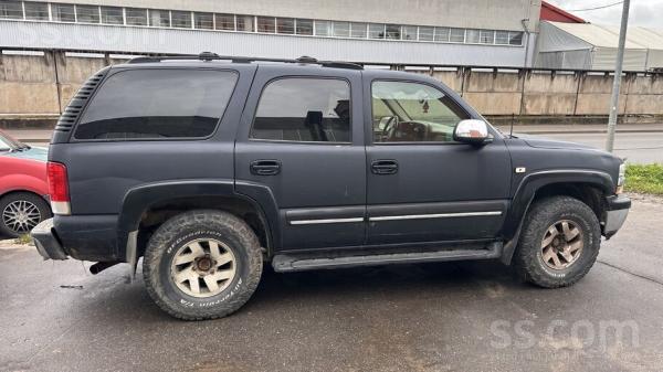 Chevrolet Tahoe 2002 in Jurmala on AUTOMOTO.COM.LV Blue Chevrolet Tahoe 2002 in Jurmala, with an engine capacity of 5.30 L and mileage of 355 thousand km for 5700 €, photo 5 on AUTOMOTO.COM.LV