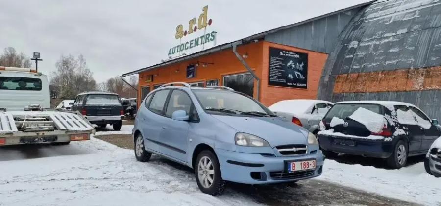 Blue Chevrolet Tahoe 2008 in Valmiera, with an engine capacity of 1.60 L and mileage of 179 thousand km for 670 €, photo 1 on AUTOMOTO.COM.LV