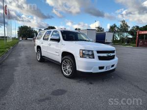 White Chevrolet Tahoe 2008 in Riga, with an engine capacity of 6.00 L and mileage of 260 thousand km for 13500 €, photo 3 on AUTOMOTO.COM.LV