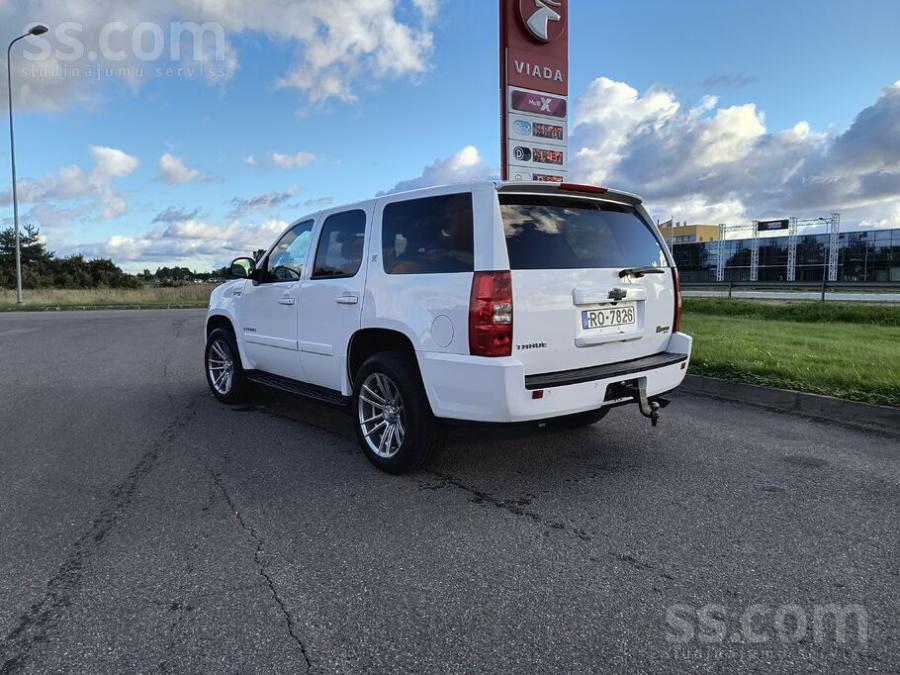 White Chevrolet Tahoe 2008 in Riga, with an engine capacity of 6.00 L and mileage of 260 thousand km for 13500 €, photo 4 on AUTOMOTO.COM.LV