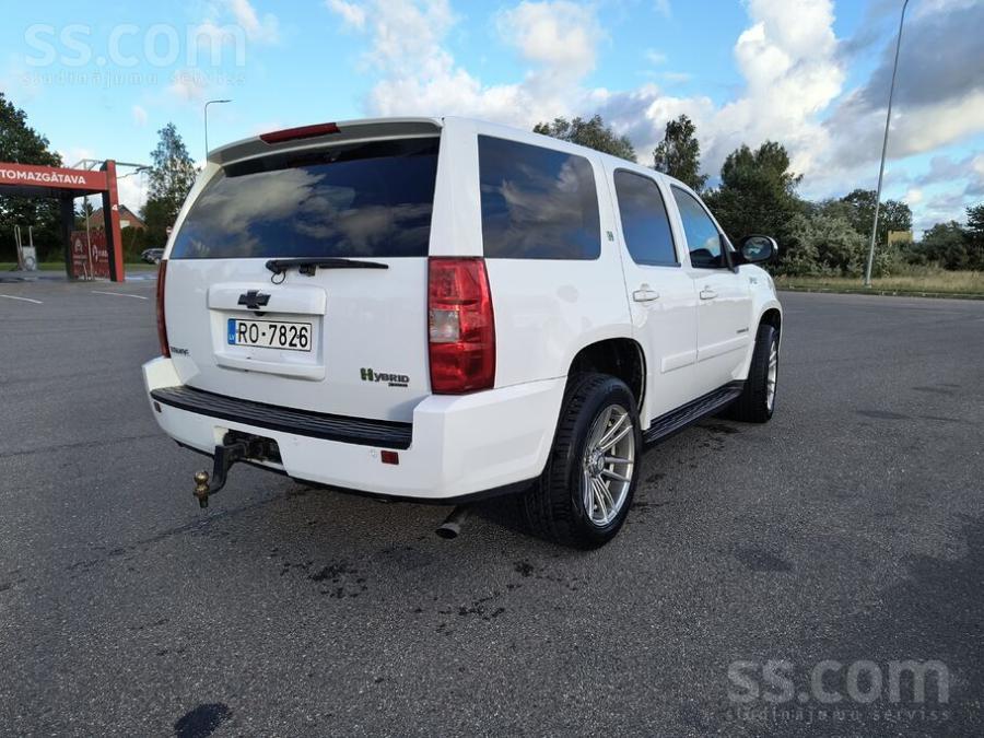 White Chevrolet Tahoe 2008 in Riga, with an engine capacity of 6.00 L and mileage of 260 thousand km for 13500 €, photo 5 on AUTOMOTO.COM.LV